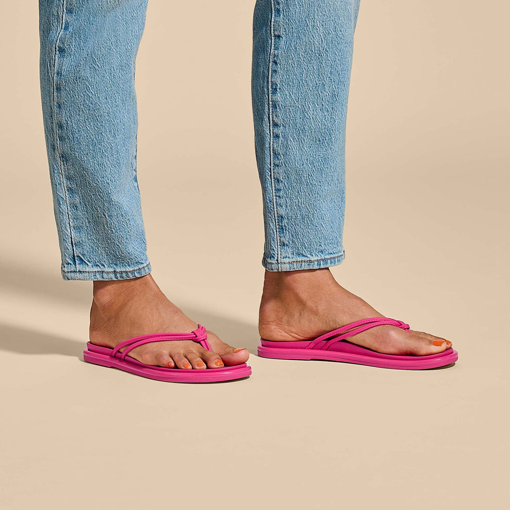 ‘Aka Women’s Colorful Beach Sandals - Pink Plumeria | OluKai | OluKai UK